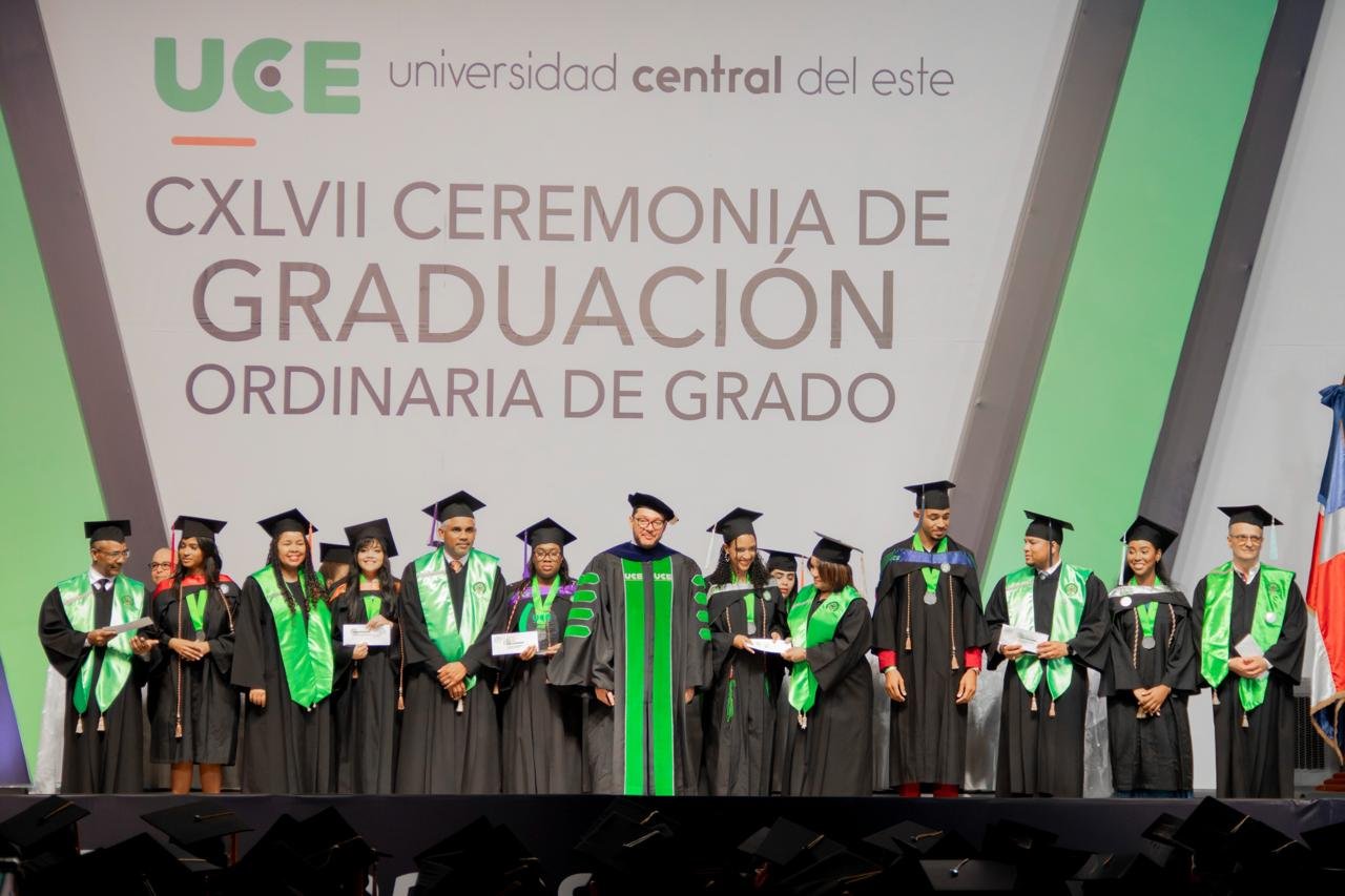 La UCE gradúa a 459 nuevos profesionales en su CXLVII Graduación de ...